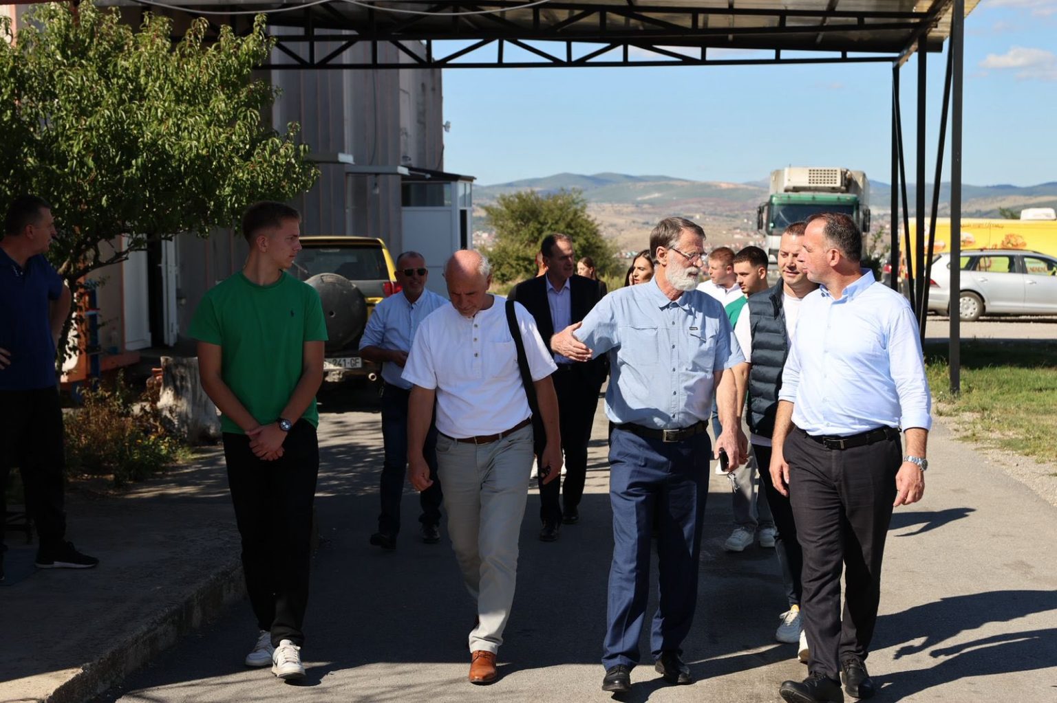 Riad Rashiti bashkë me ekipin e tij vizitojnë kompaninë “KonSoni ...